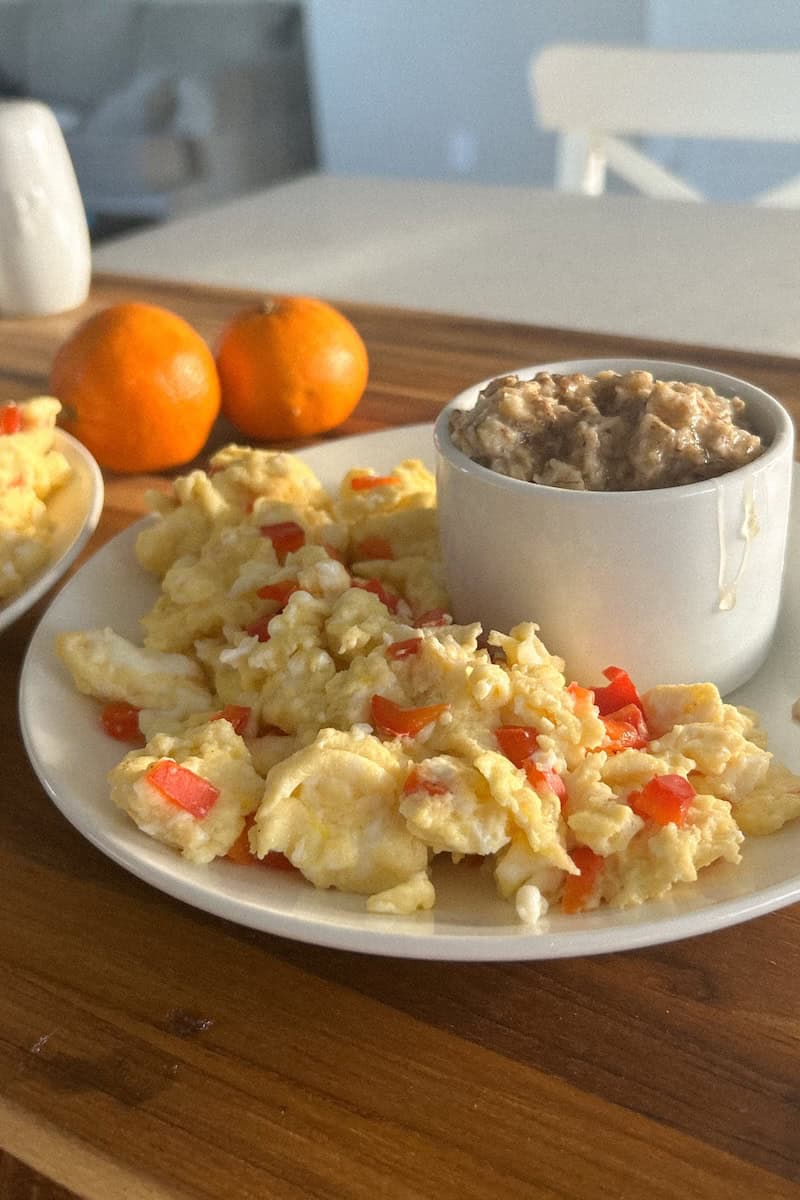 Energize Your Mornings with Macro Scrambled Eggs & Honey Oatmeal! - My ...